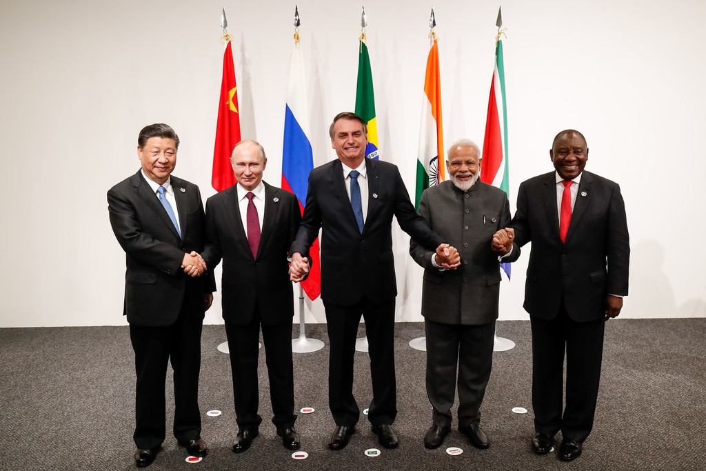 BRICS: lancio di una nuova valuta legata all'oro il 22 agosto. Fake ...
